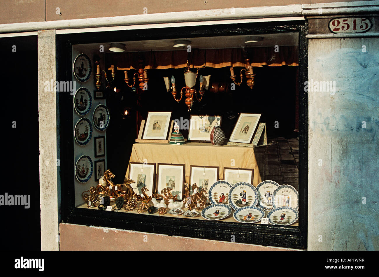 Gifts and souvenirs for sale as seen through a shop window, Venice ...