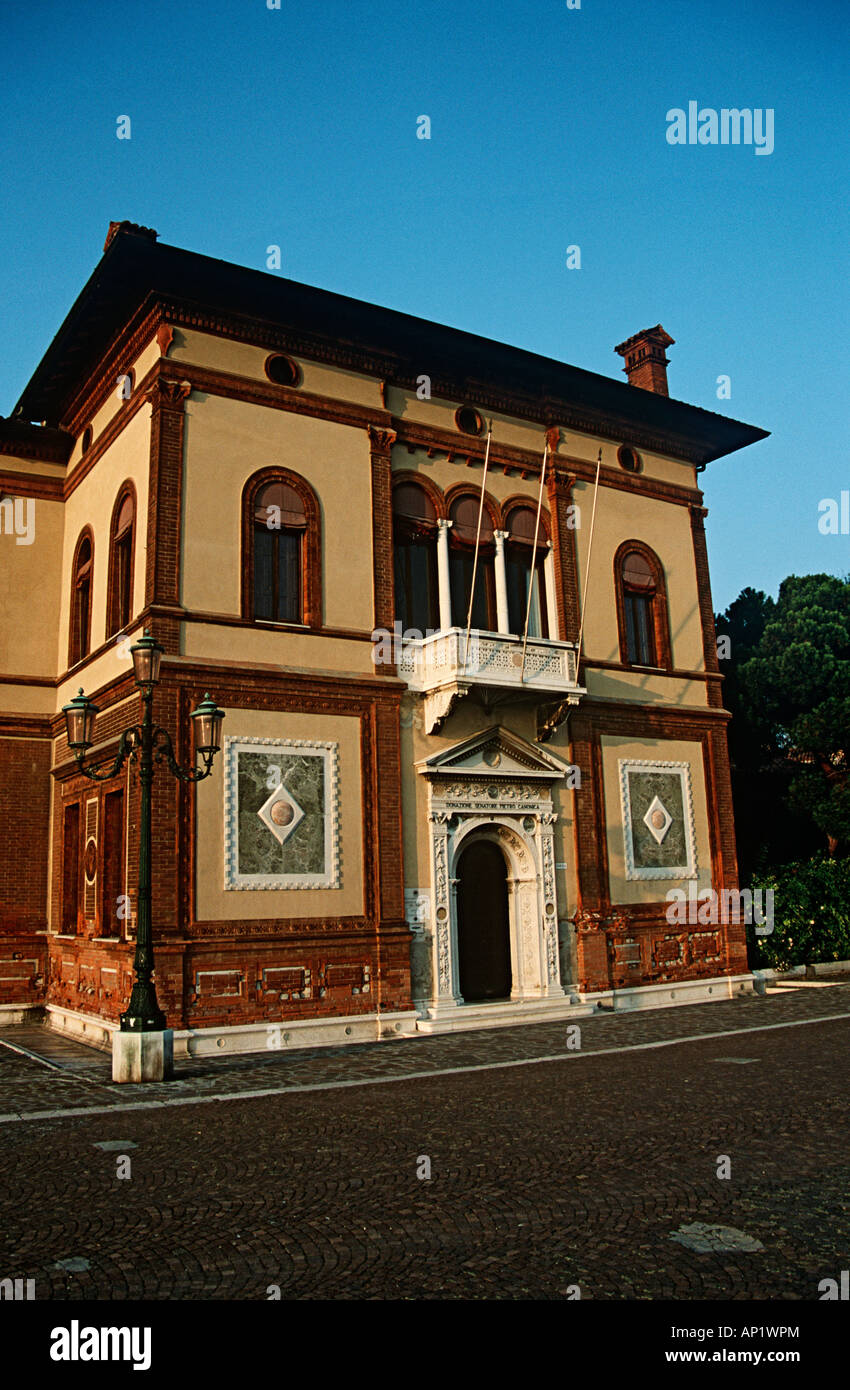Cream painted brick wall hi-res stock photography and images - Alamy