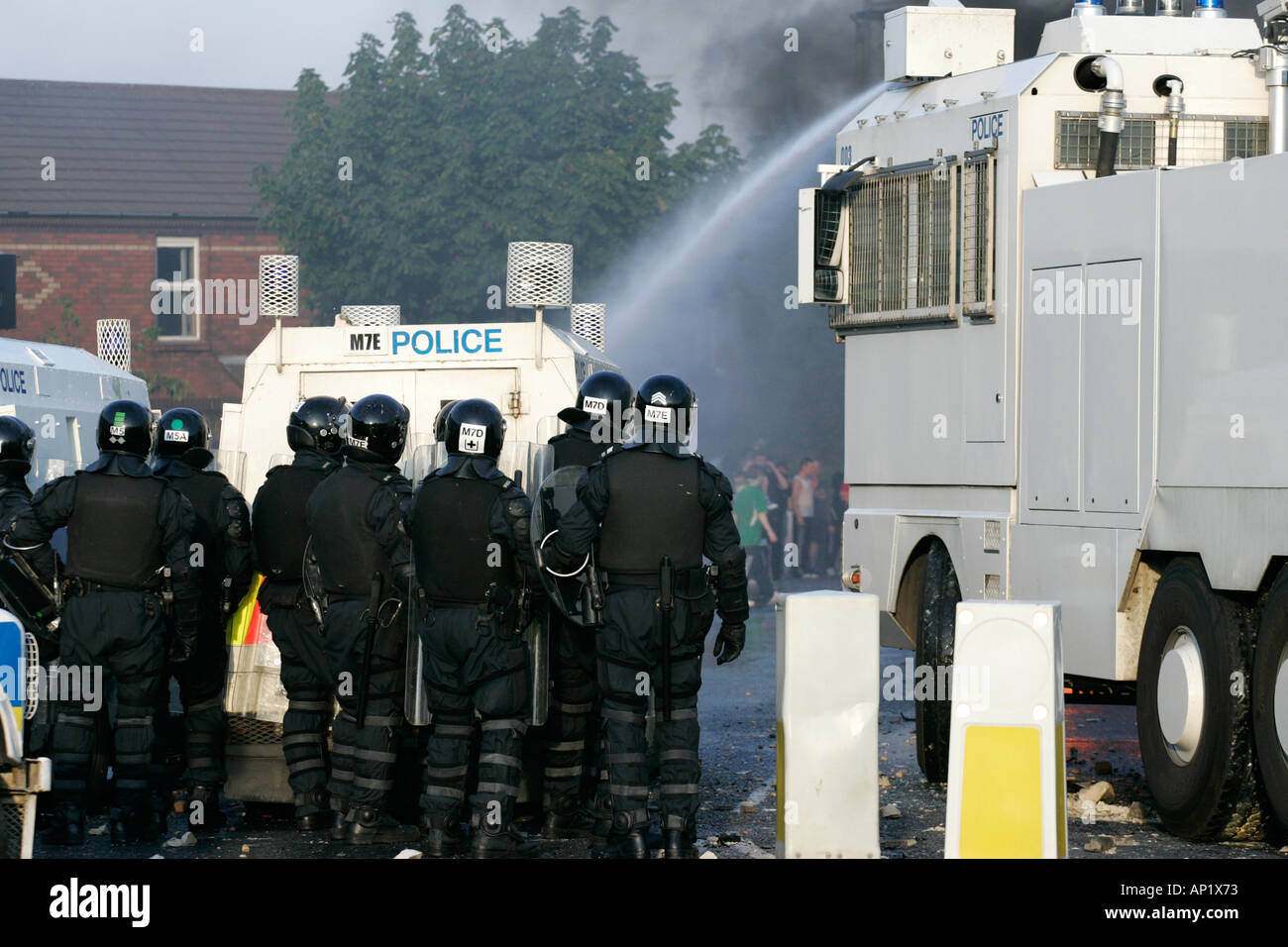 Psni riot police officers line hi-res stock photography and images - Alamy