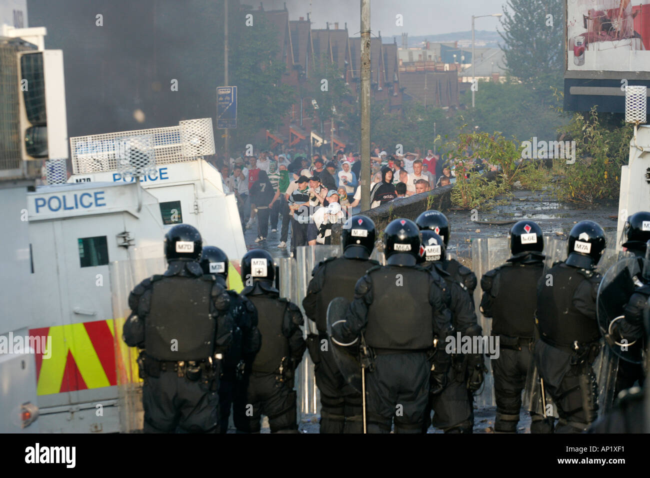 PSNI riot officers face rioters mob on crumlin road at ardoyne shops ...