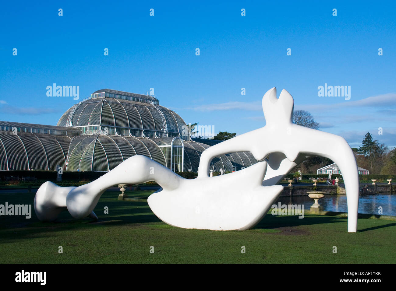 Henry Moore at Kew, Large Reclining Figure 1984 Stock Photo - Alamy