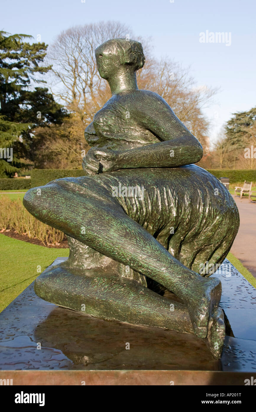 Henry Moore at Kew, Draped Reclining Woman 1957-58 Stock Photo - Alamy
