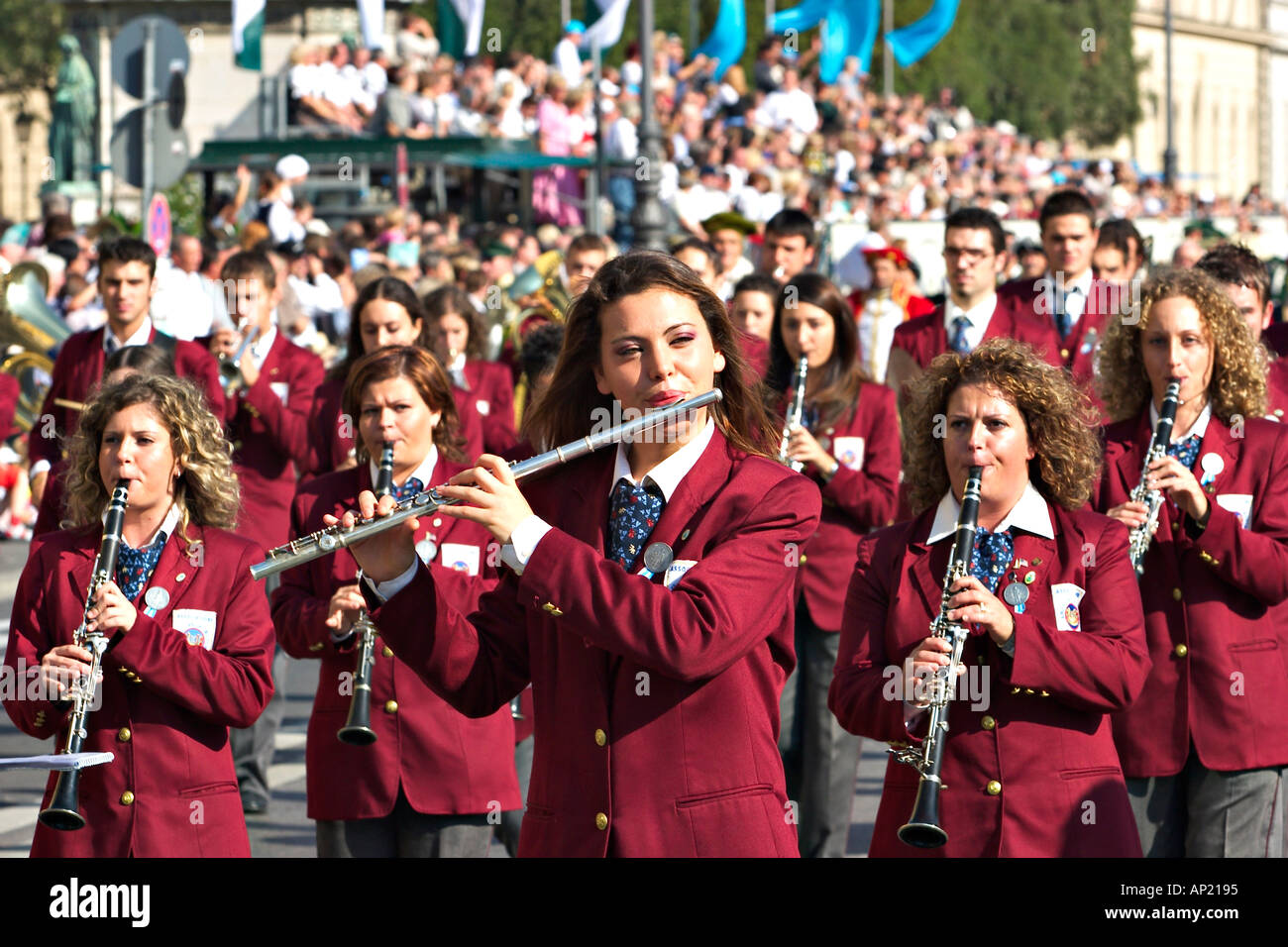 The grand procession of regional costumes to the Oktoberfest in Munich ...
