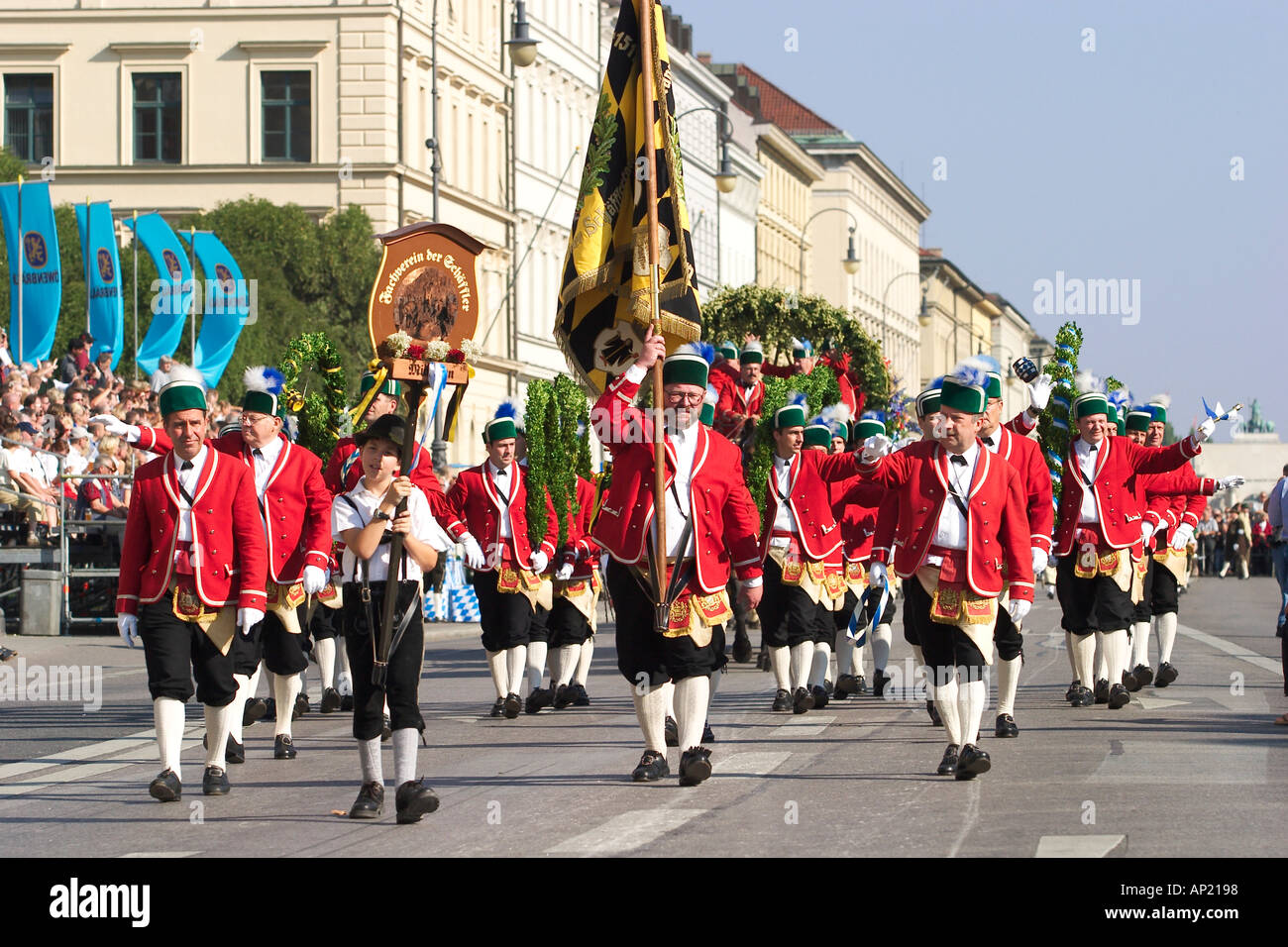 The grand procession of regional costumes to the Oktoberfest in Munich ...