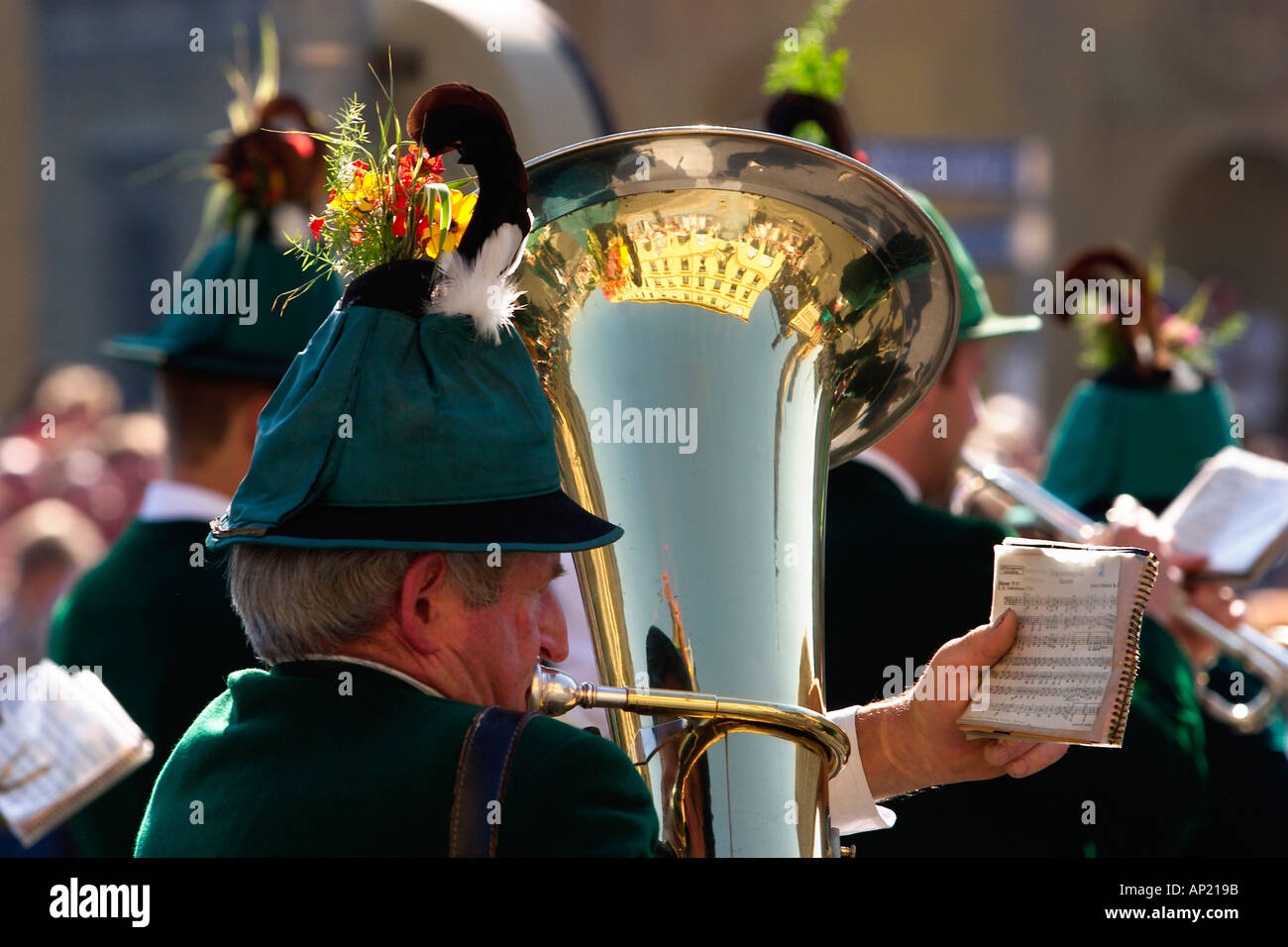 The grand procession of regional costumes to the Oktoberfest in Munich ...