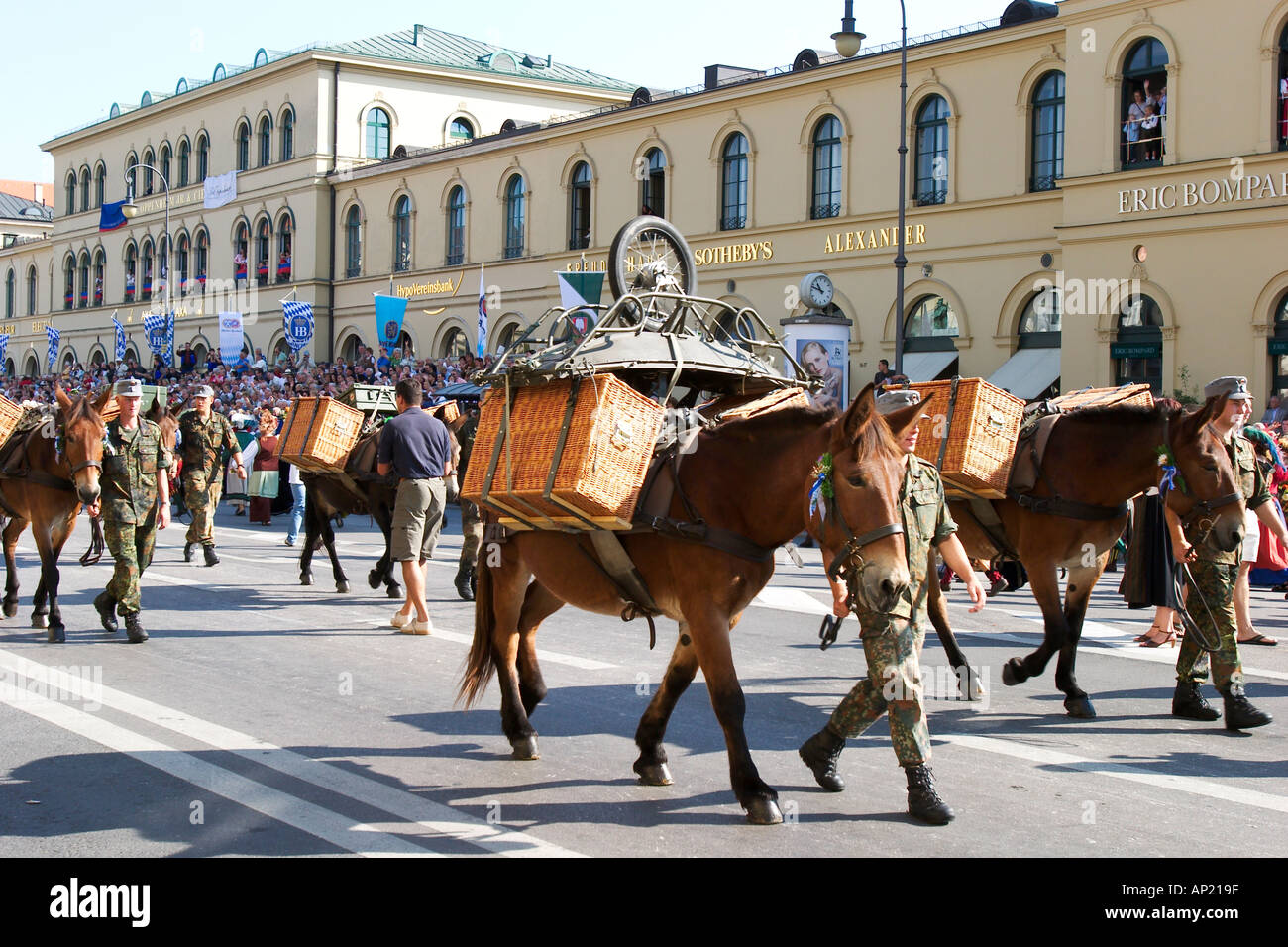 The grand procession of regional costumes to the Oktoberfest in Munich ...