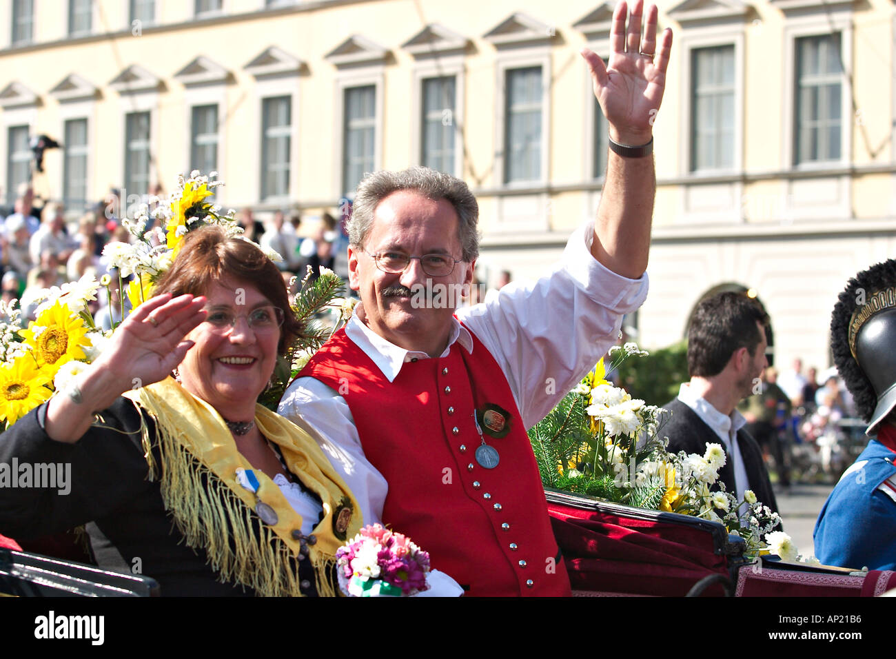 The grand procession of regional costumes 2003 to the Oktoberfest in ...