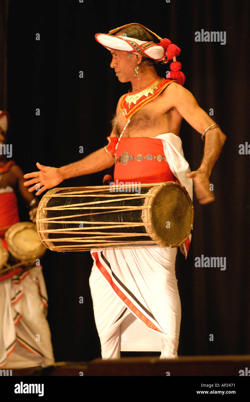 Sri Lanka traditional Kandy Dancers drummer Stock Photo - Alamy