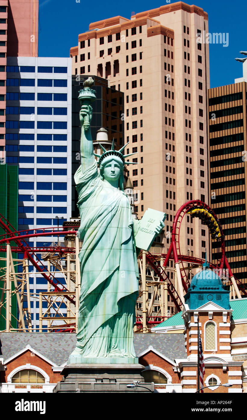 Manhattan Express roller coaster and Statue of Liberty replica New York ...