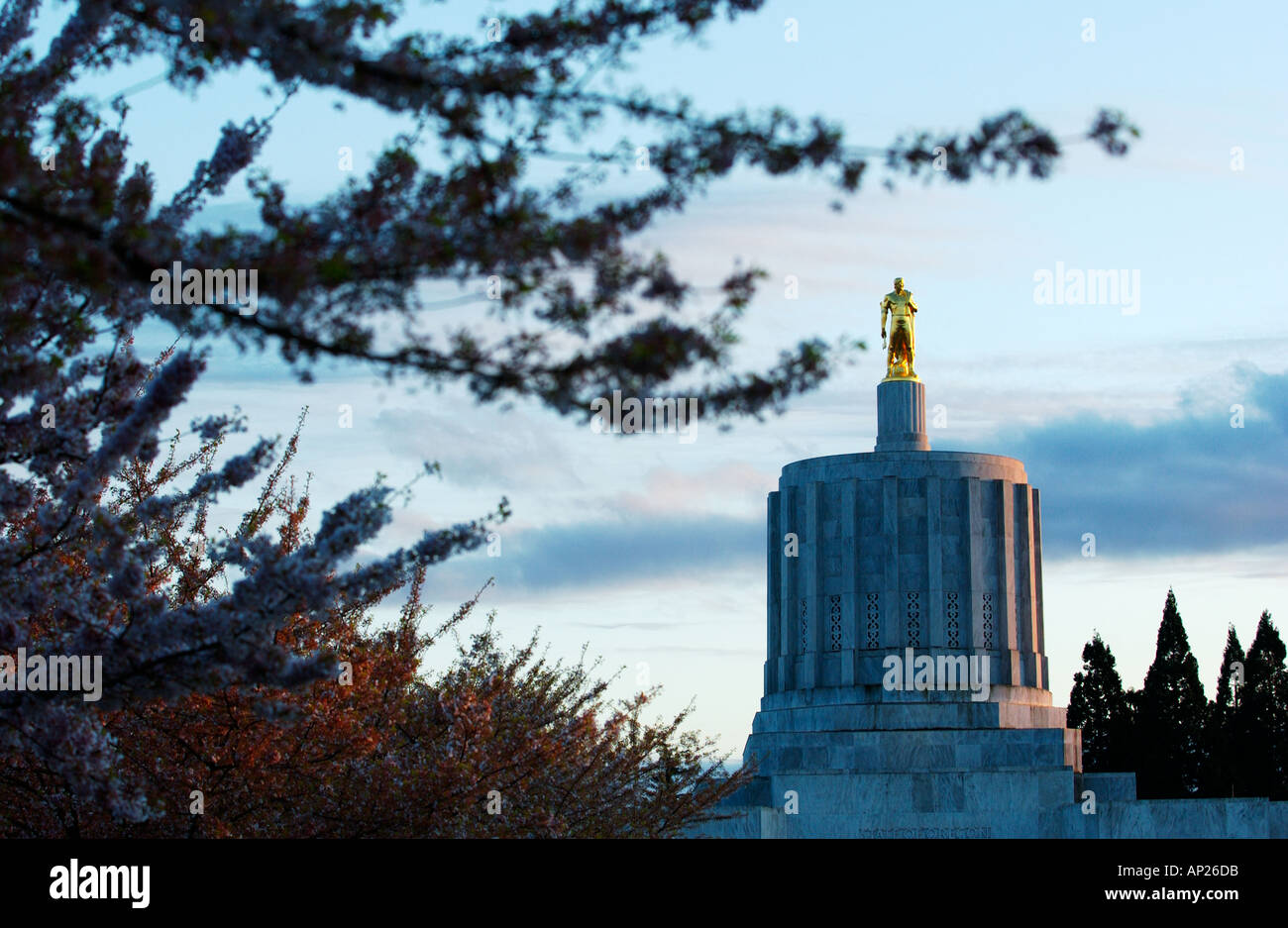 Oregon pioneer statue hi-res stock photography and images - Alamy