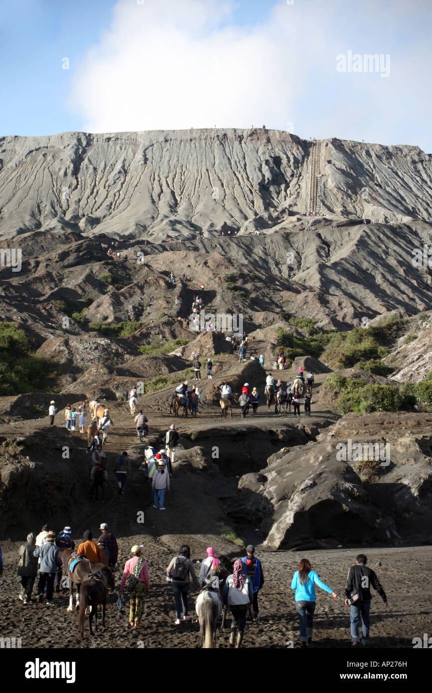 Tourists climb the slopes of the Indonesian Volcano Gunung Bromo ...