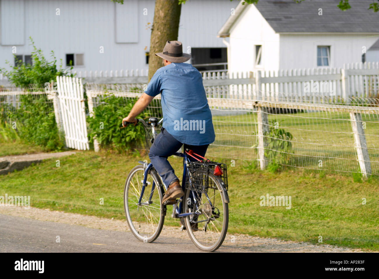 ILLINOIS Arthur Young Amish ride bicycle on road Stock Photo - Alamy