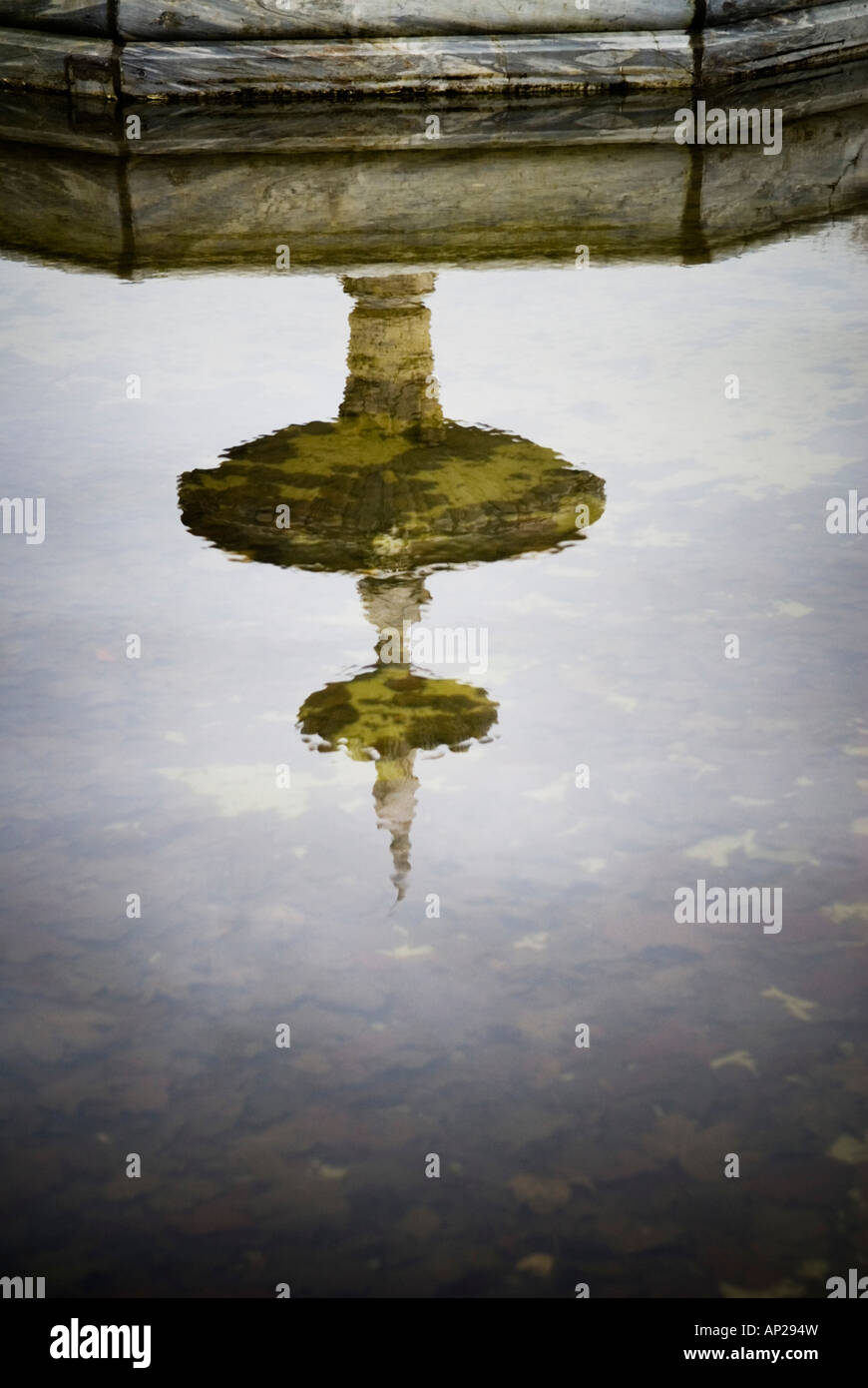 Reflection of fountain Stock Photo - Alamy
