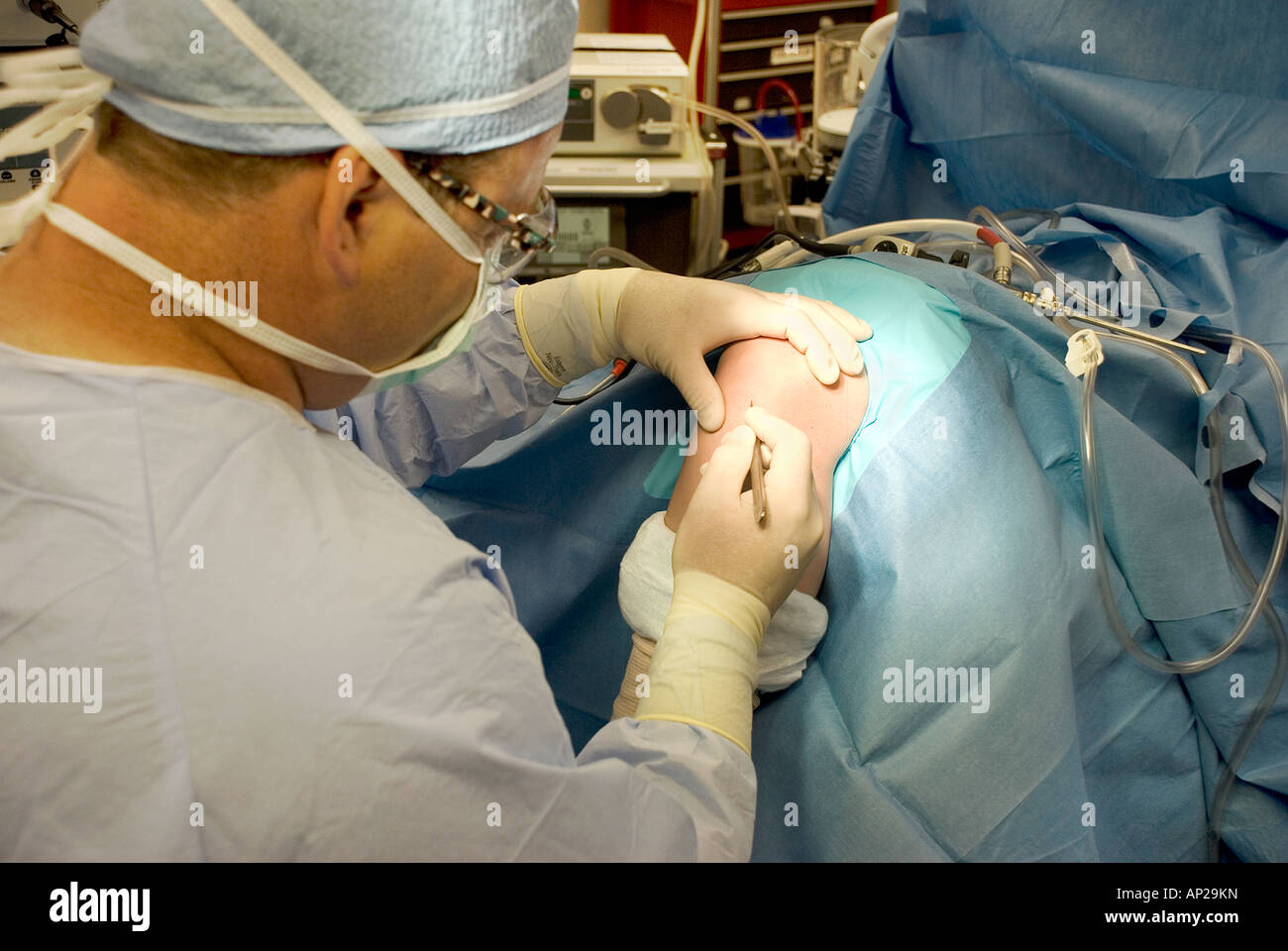 Surgeon incision hi-res stock photography and images - Alamy