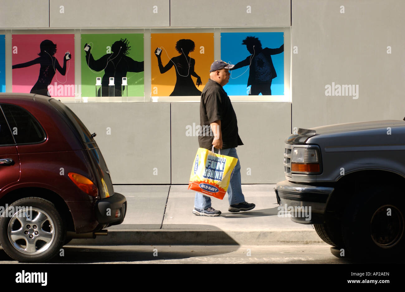Man walking past Apple Store in San Francisco, USA Stock Photo - Alamy