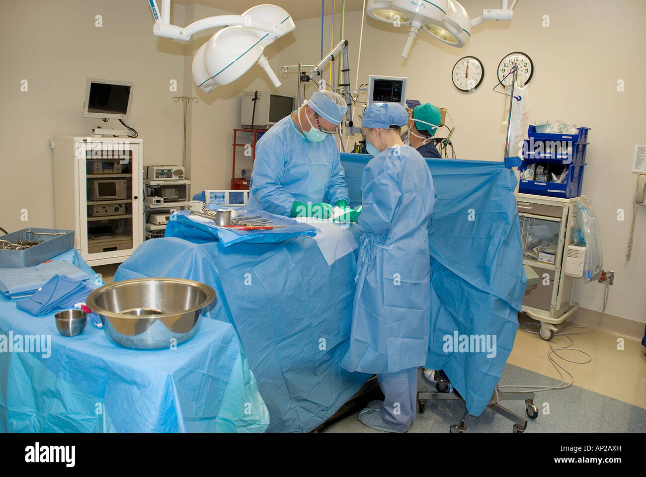 Surgical team performing surgery in hospital operating room Stock Photo ...