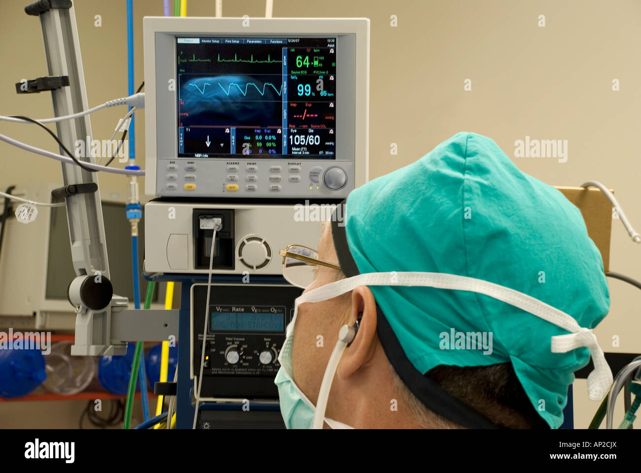 Anesthesiology monitoring patient hi-res stock photography and images ...
