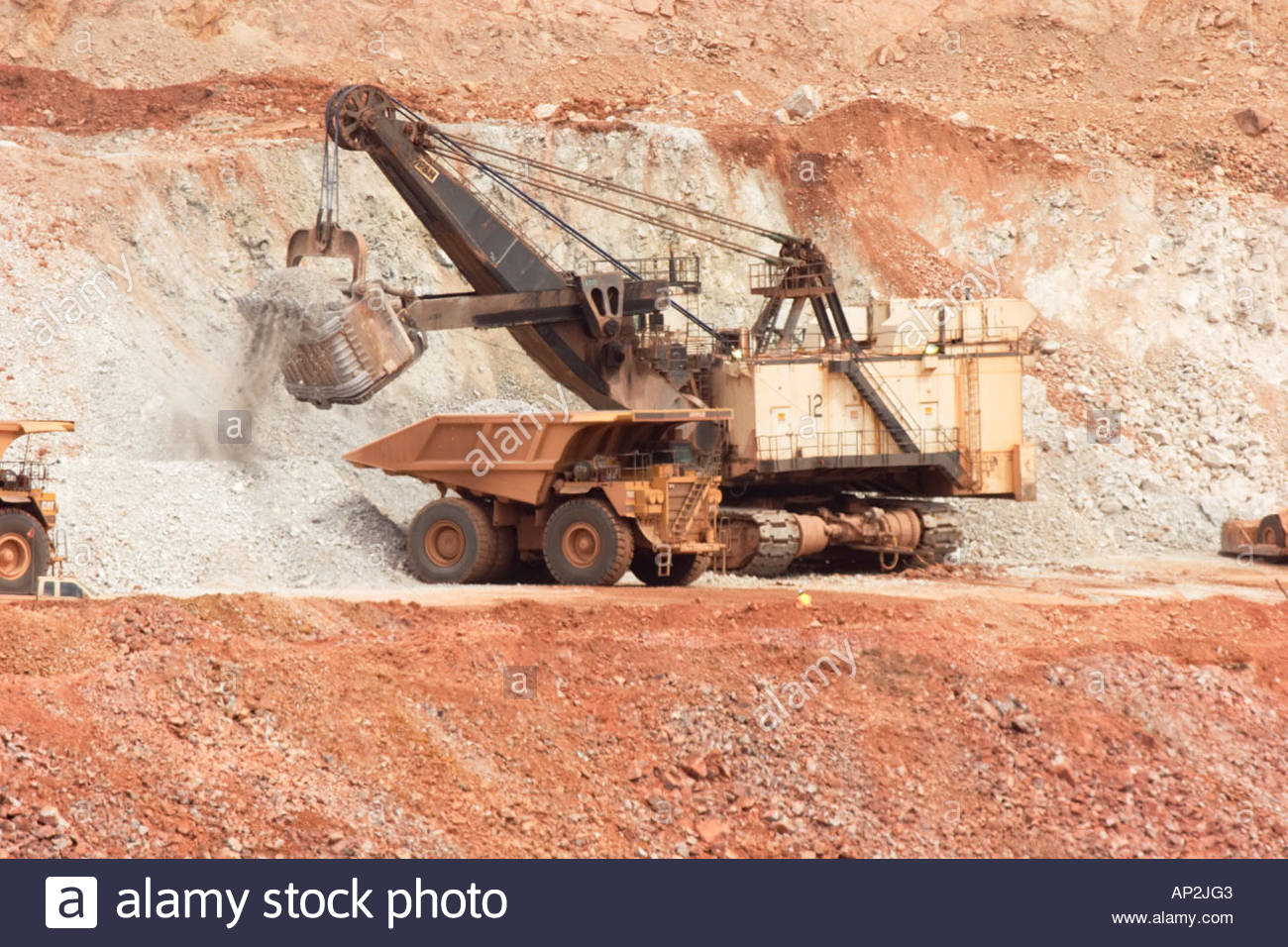 Loading Haul Trucks Stock Photos & Loading Haul Trucks Stock Images - Alamy