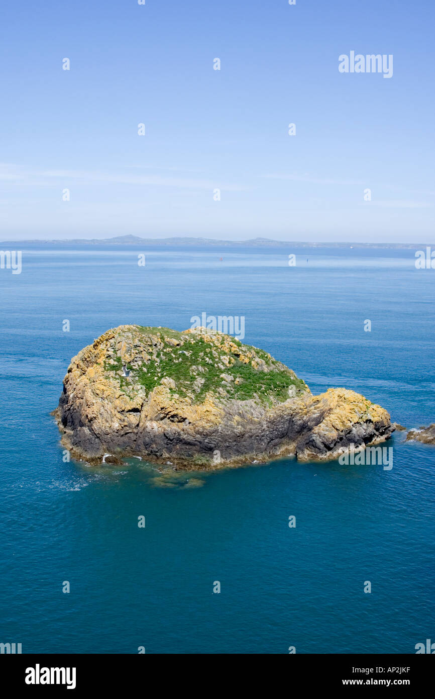 Small rocky islands in sea hi-res stock photography and images - Alamy
