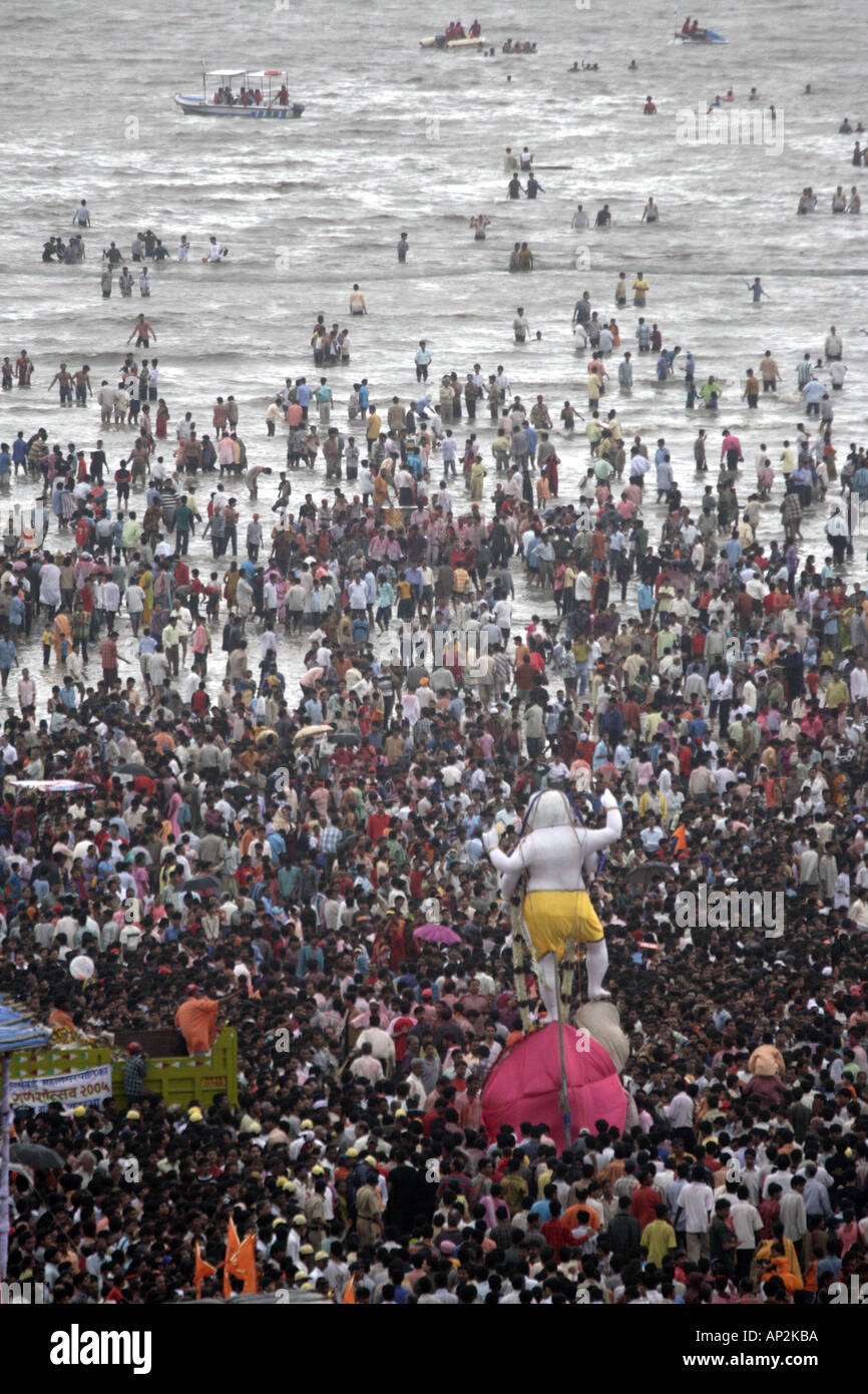 Ganesh chaturthi mumbai crowd hi-res stock photography and images - Alamy