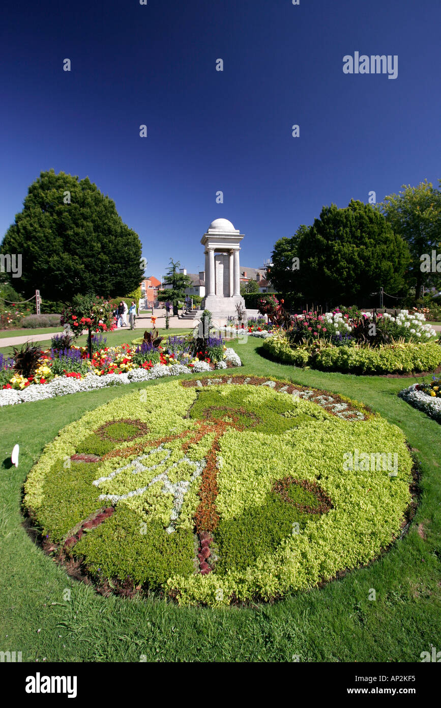 Cenotaph and commemorative flower beds in Vivary Park Taunton Stock Photo - Alamy