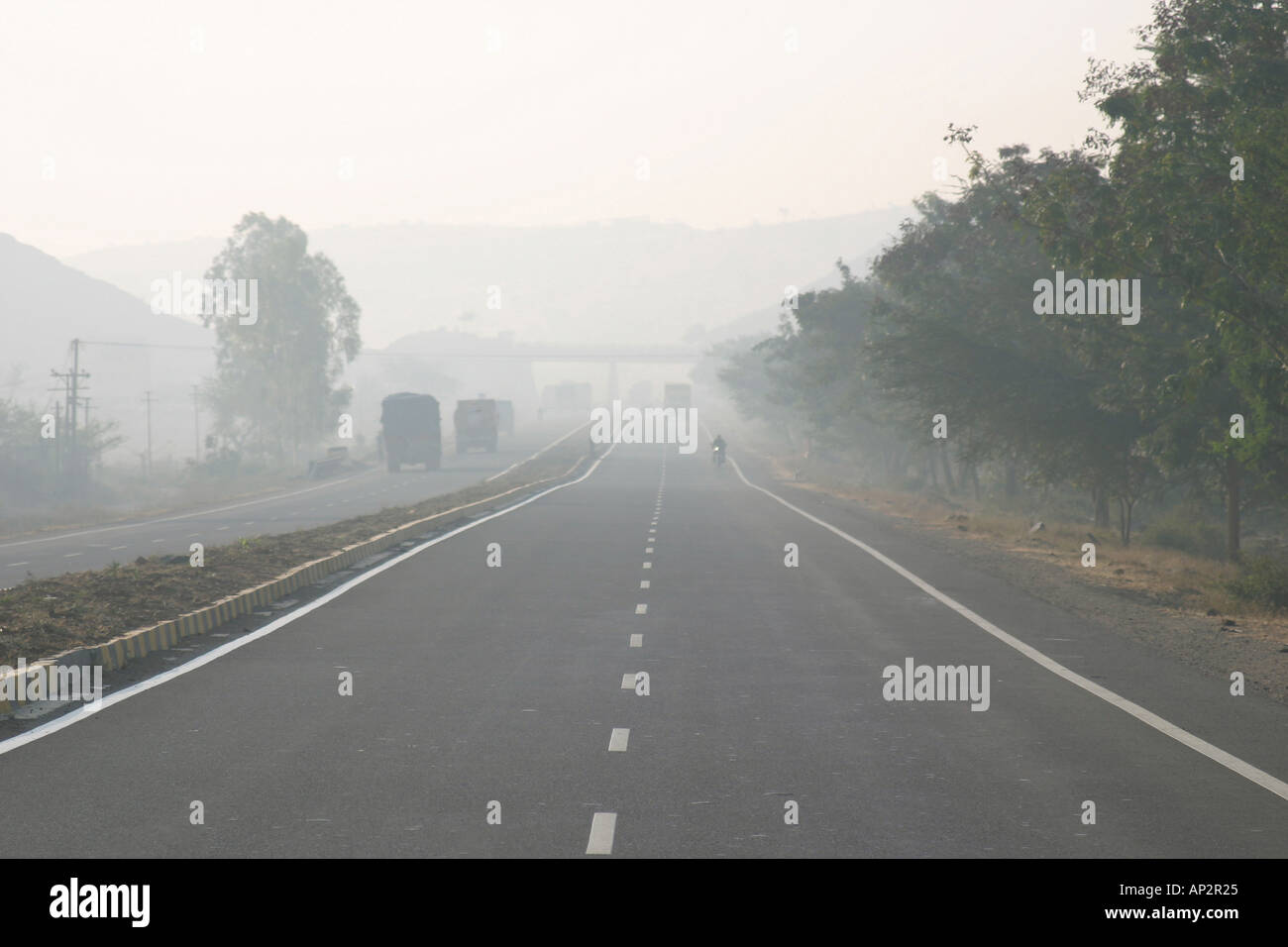 HPA90053 Highway road lines divider infinity mist fog Stock Photo - Alamy