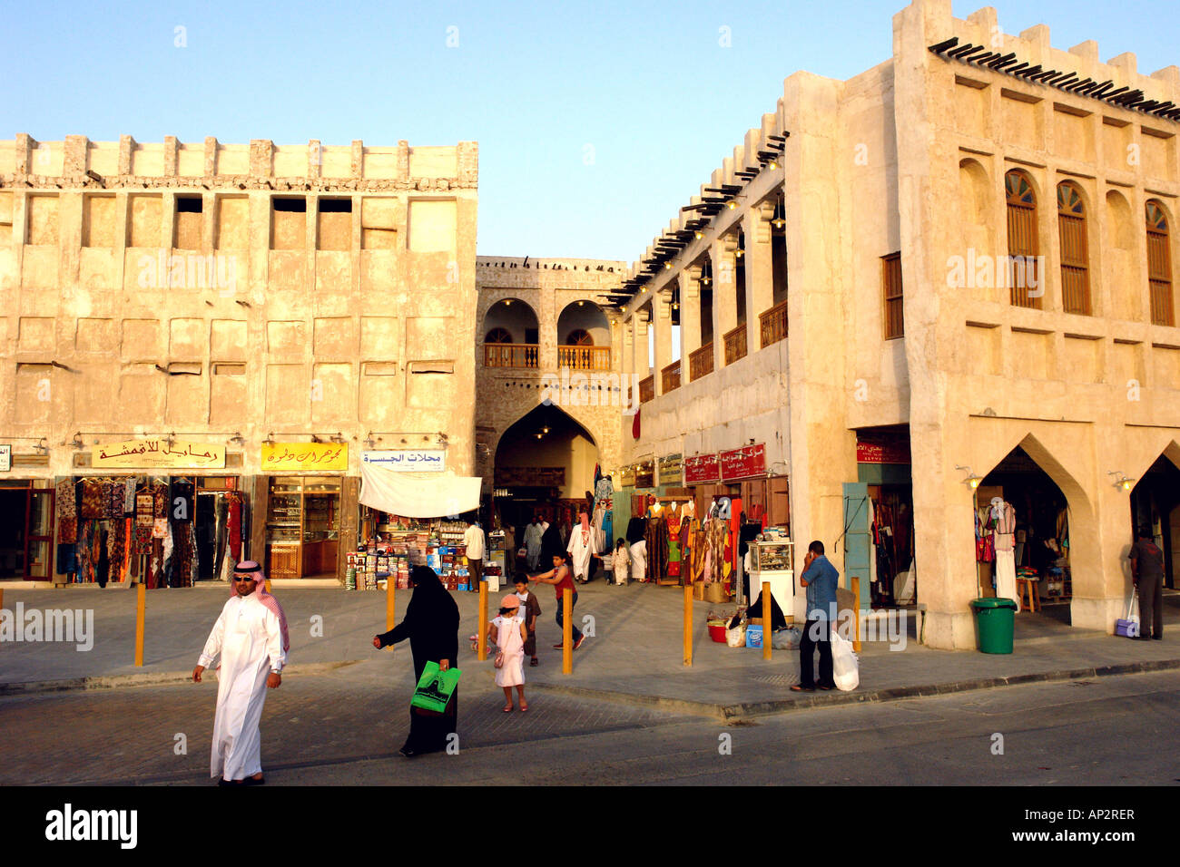 People shopping, Traditional Souk in Doha, Qatar Stock Photo - Alamy