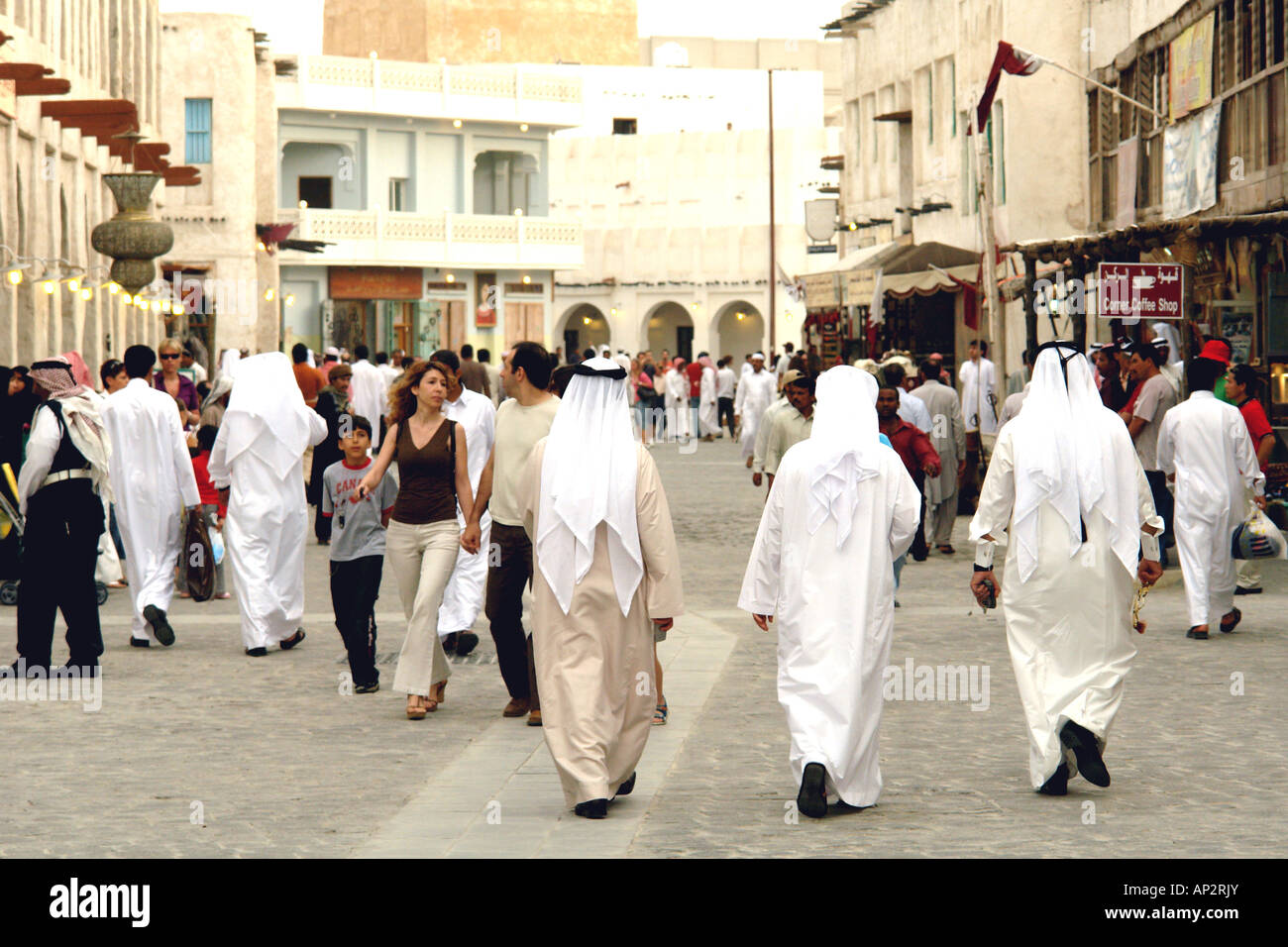 Qatar women shopping hi-res stock photography and images - Alamy