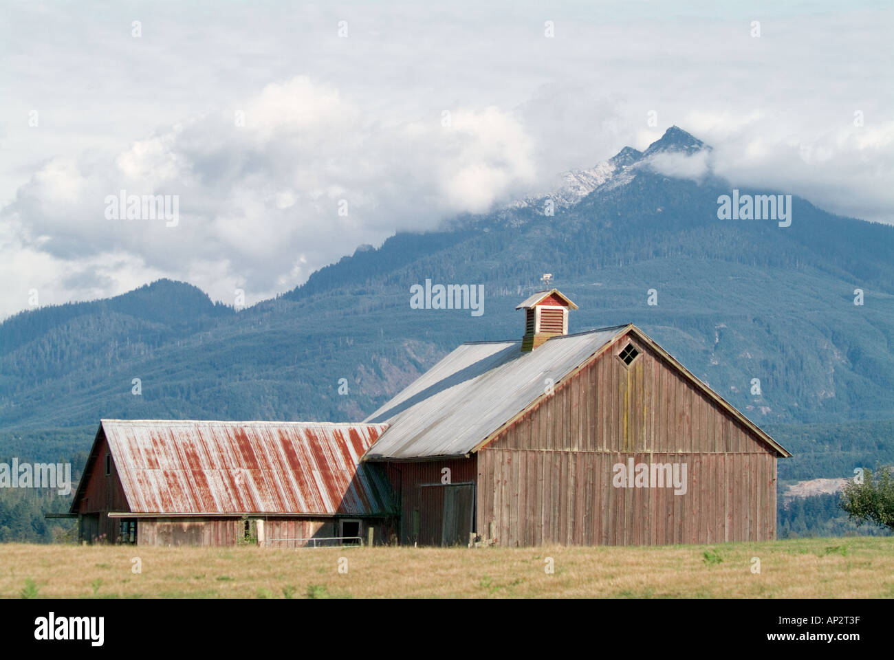 Old barn and Mount Pillchuck Washington State WA scenic farming ...