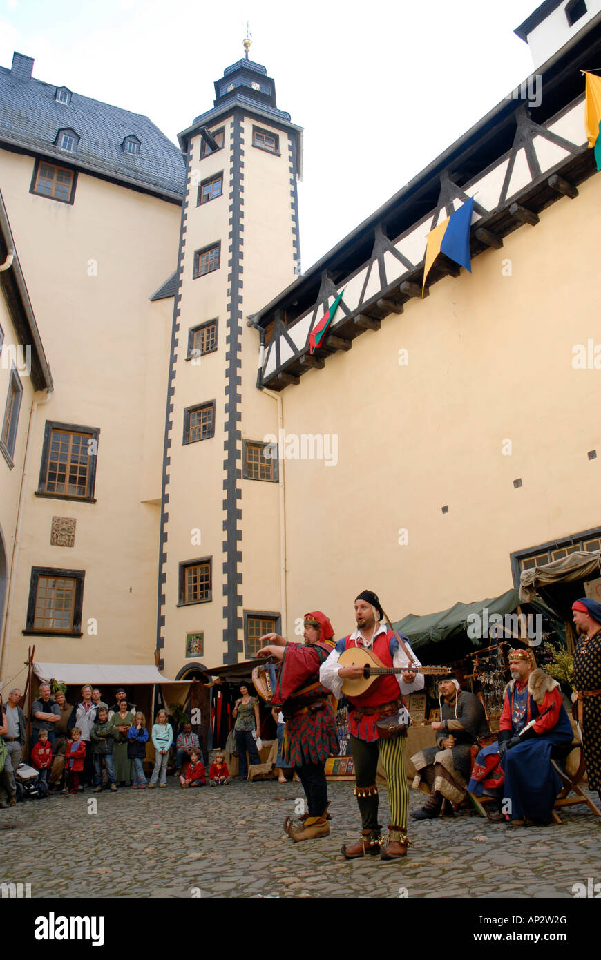 Musicans, Pampatut, playing in the courtyard of castle Burgkat a ...