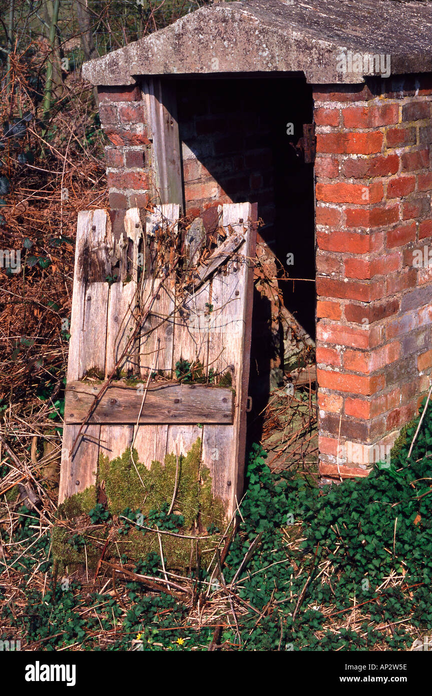 old disused outside toilet Worcestershire countryside Stock Photo - Alamy