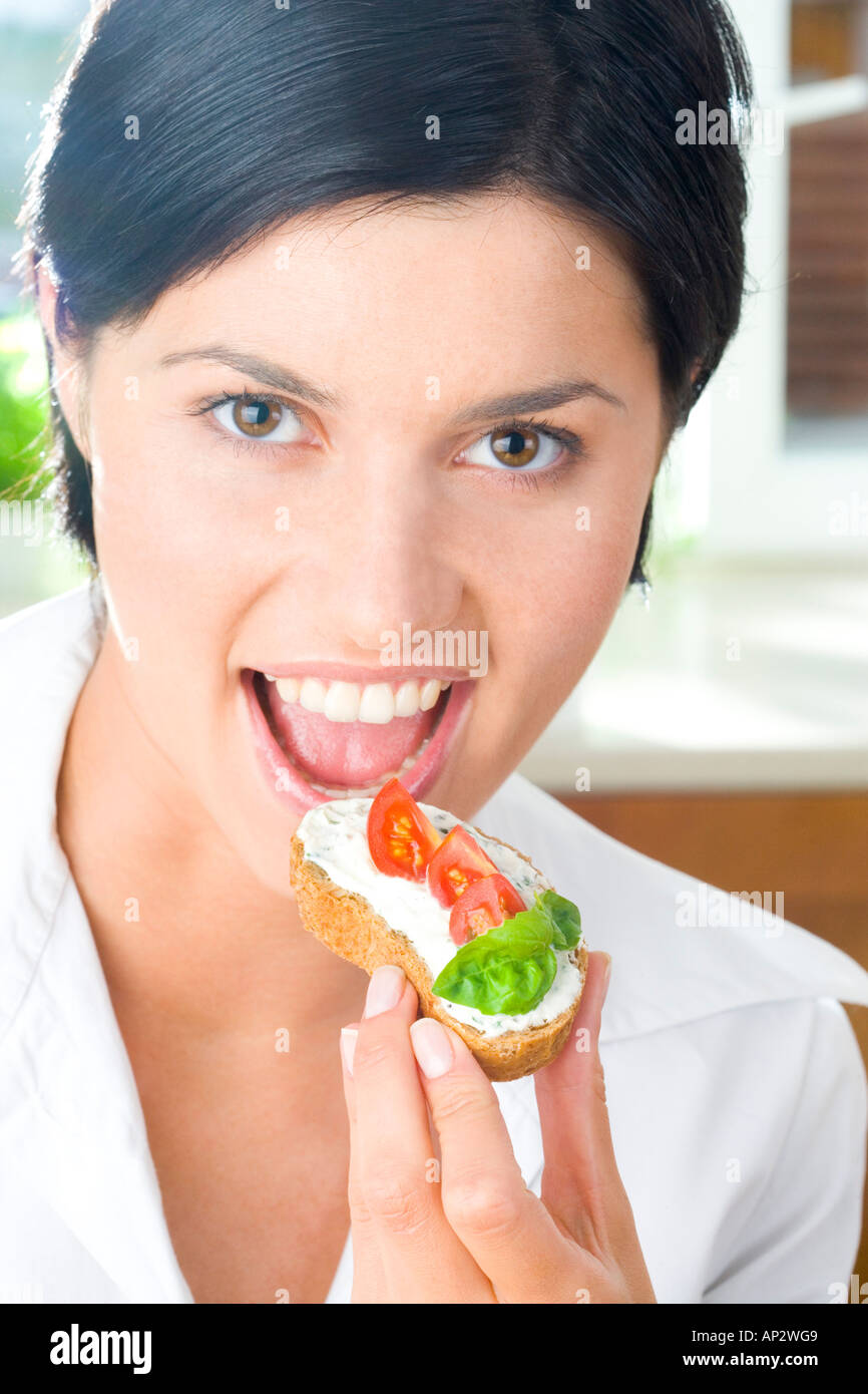woman eating sandwich Stock Photo - Alamy