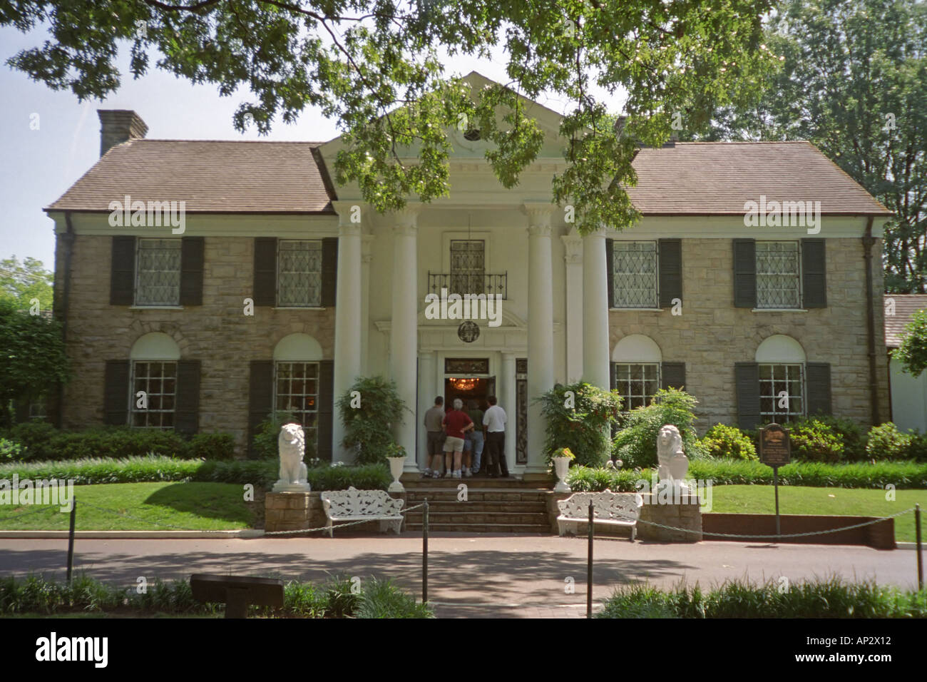 Elvis presley graceland mansion hi-res stock photography and images - Alamy