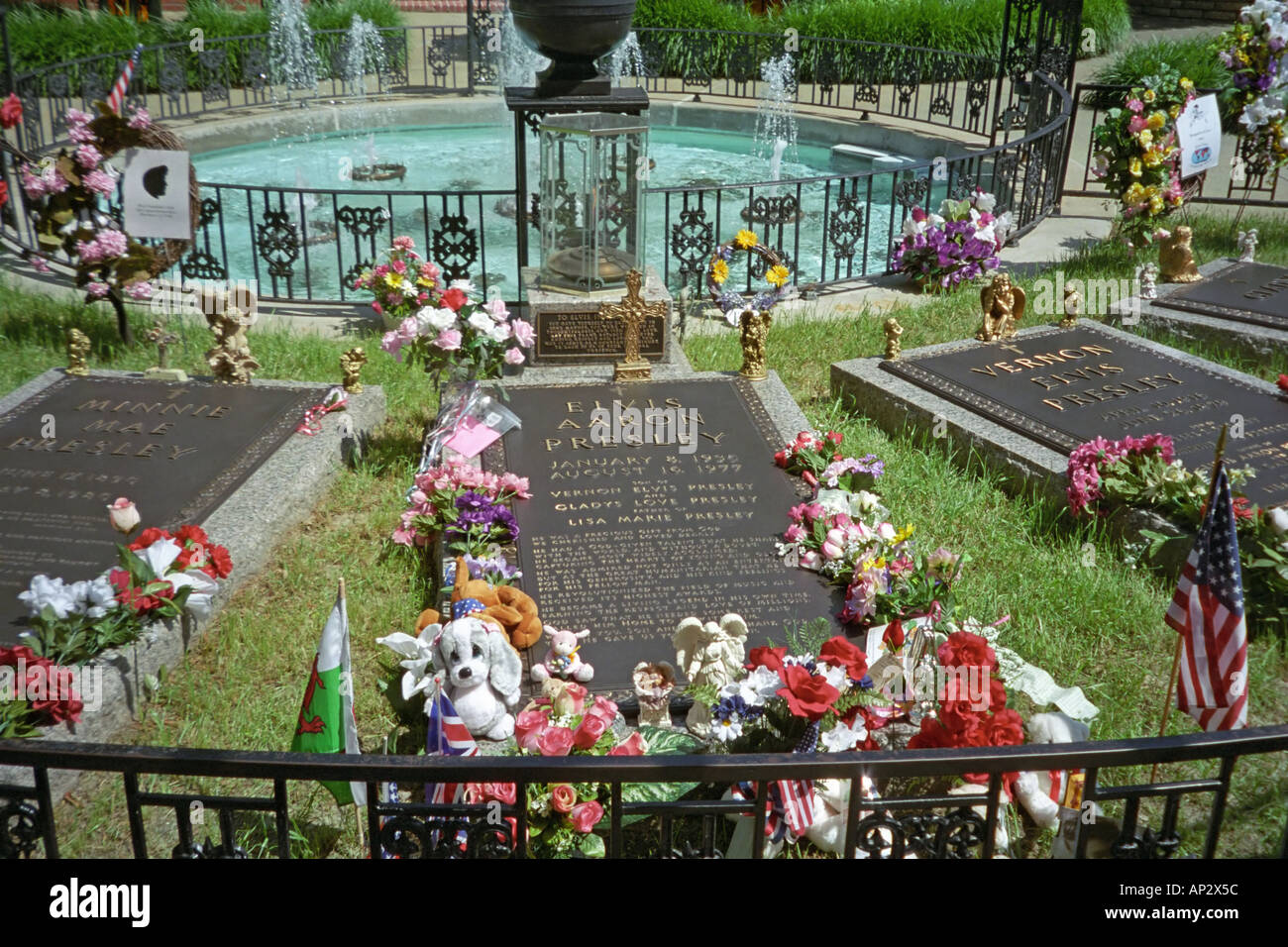 Grave of Elvis Presley at Graceland Memphis Tennessee Stock Photo - Alamy