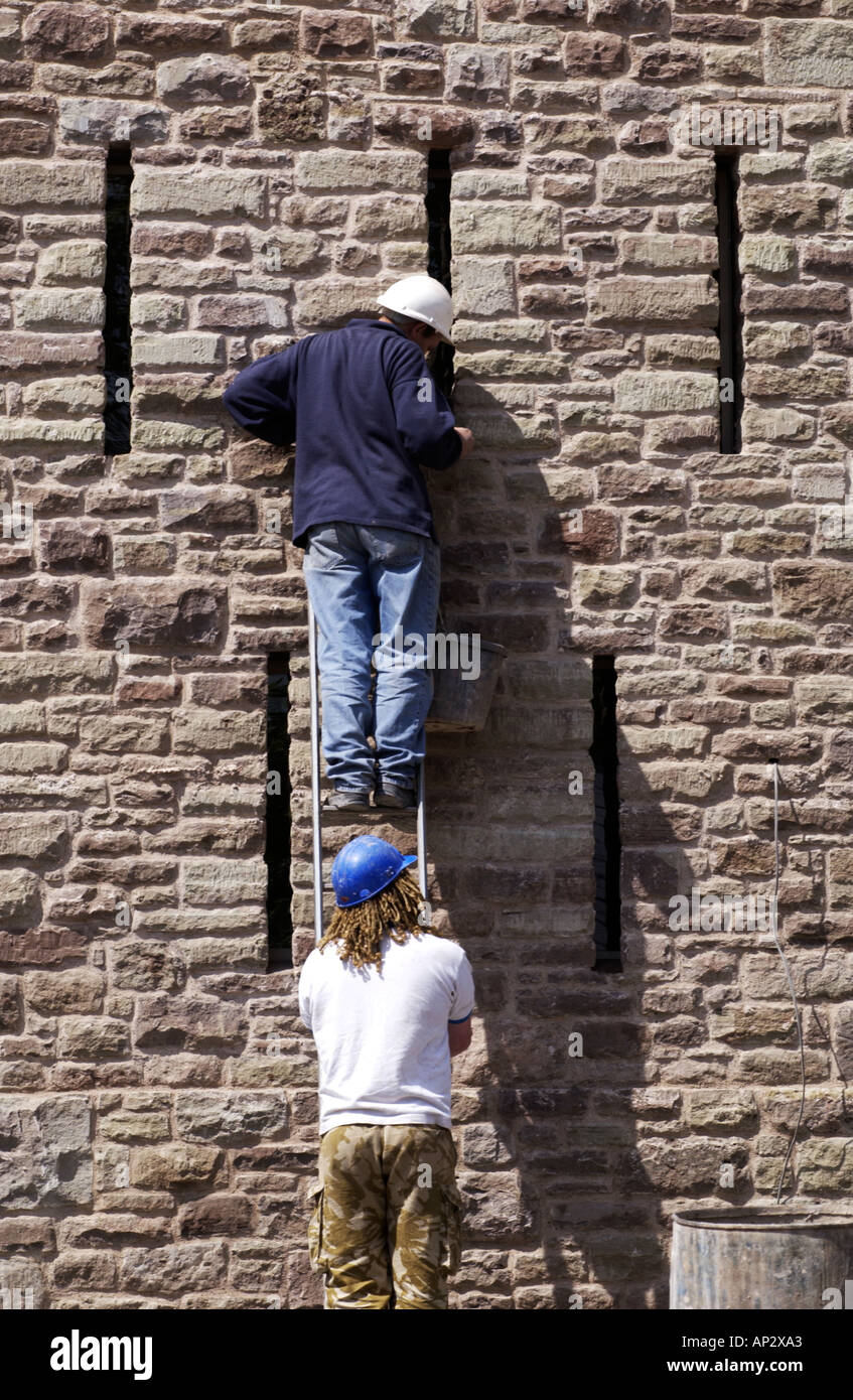 BUILDERS AT WORK ON A FARM HOUSE IN HEREFORD UK John Robertson 2005 ...