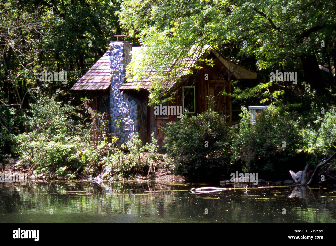 Lakeside cabin hi-res stock photography and images - Alamy