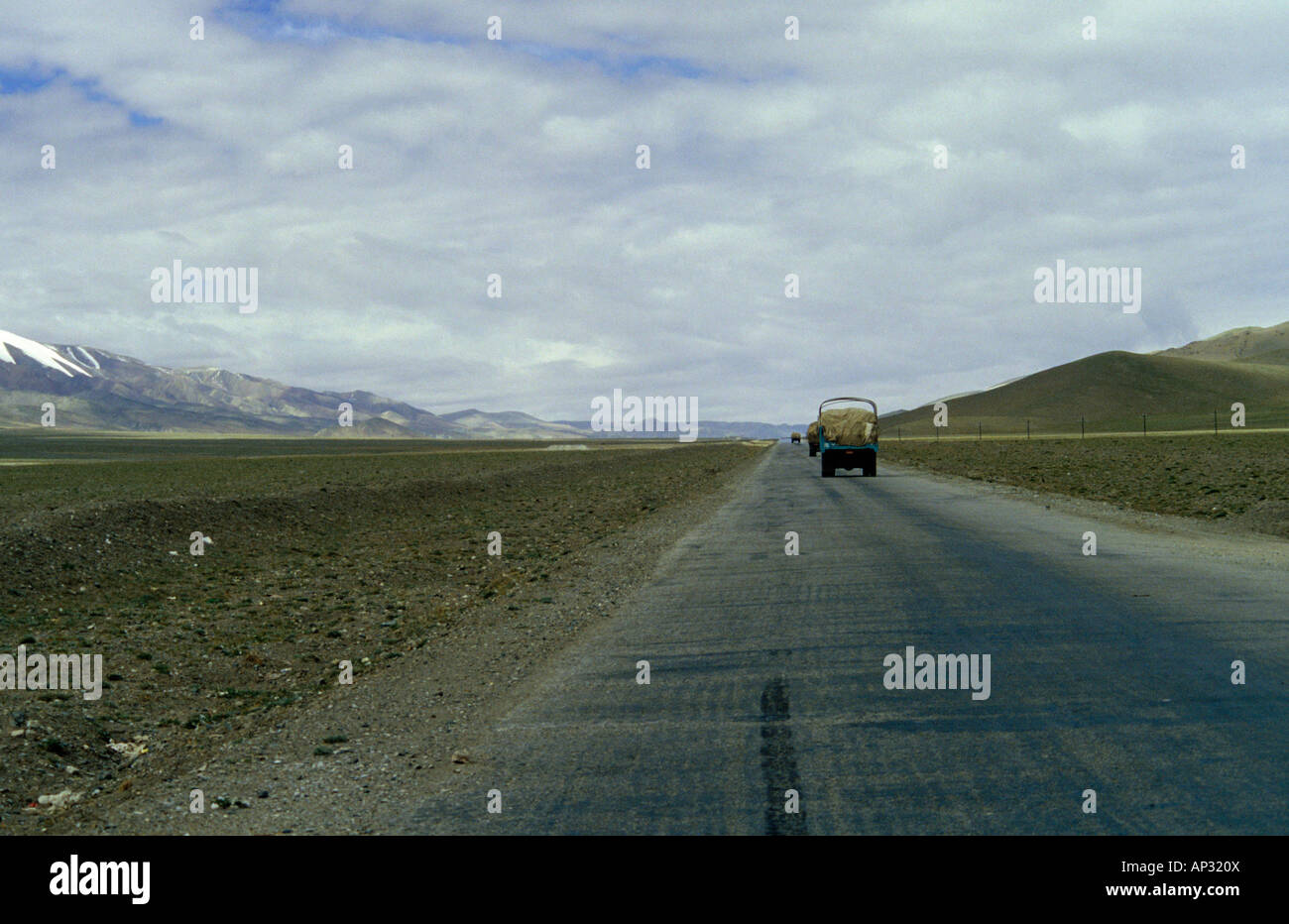 ROAD. TIBET. CHINA Stock Photo - Alamy