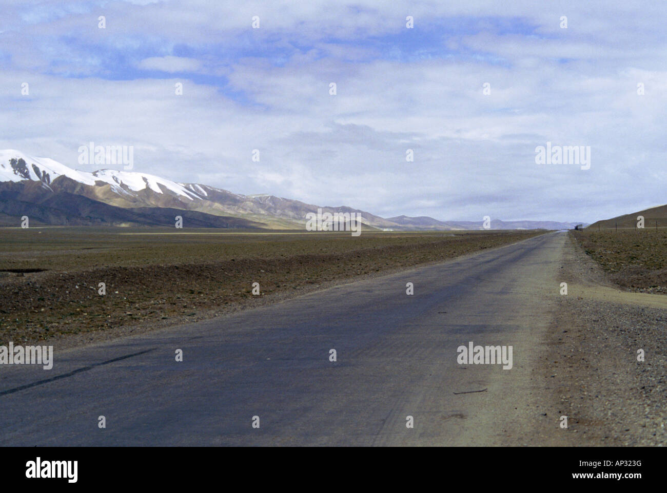 ROUTE FROM LHASA TO GOLMUD. TIBET Stock Photo - Alamy