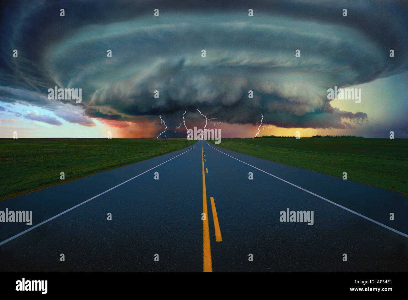 Single bolt of lightning hi-res stock photography and images - Alamy