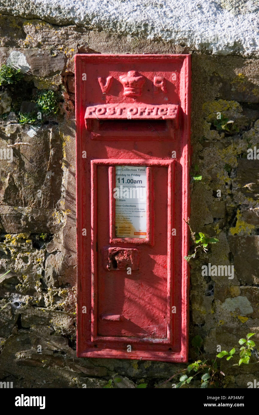 Red Victorian VR post box Stock Photo - Alamy