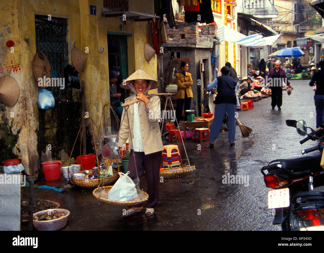 Vietnamese shoulder baskets hi-res stock photography and images - Alamy