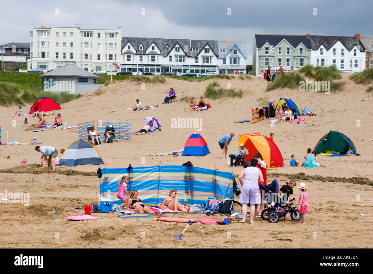 Crowds on the beach in Bude Cornwall Stock Photo - Alamy