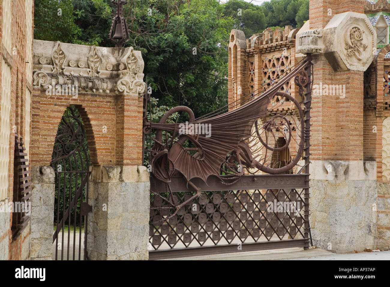 gate with dragon, Pavellons de la Finca Guell, Antonio Gaudi, modernism ...