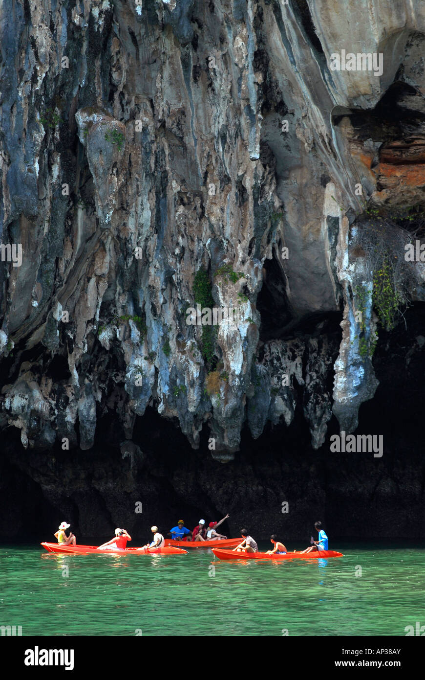Canoe in front of limestone cliffs in the Bay of Phang Nga, Thailand ...
