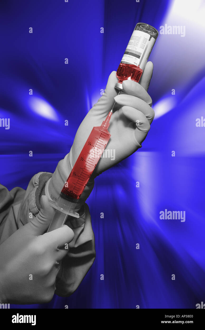 Drawing up drugs hi-res stock photography and images - Alamy