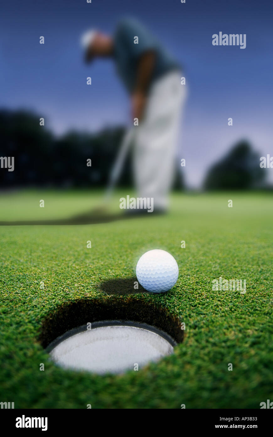 Golf ball putt and sink hi-res stock photography and images - Alamy
