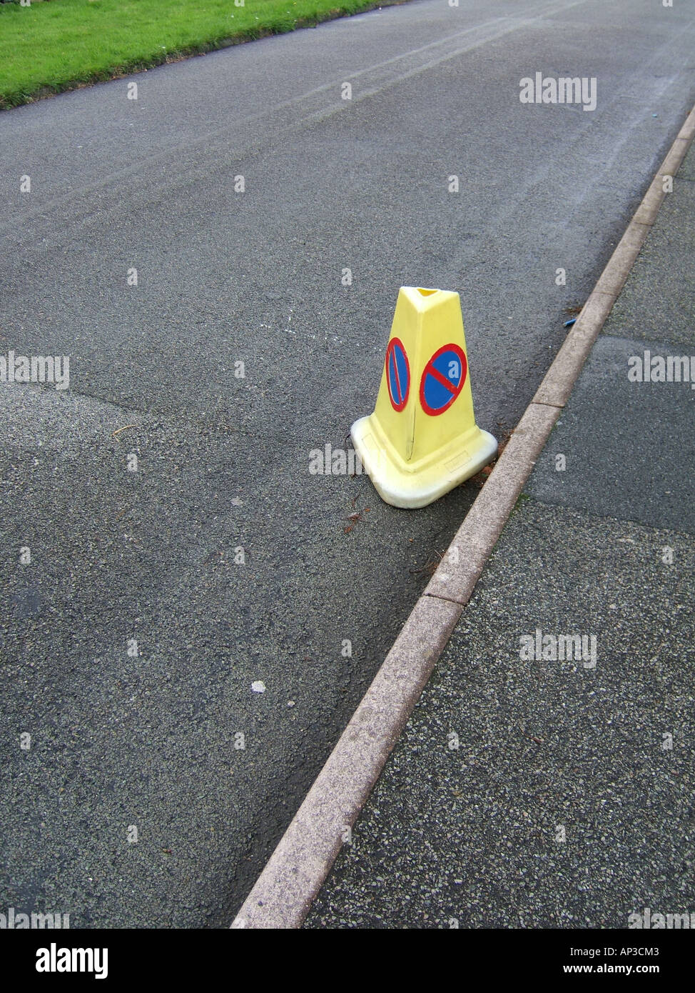 Warning sign illegal parking clamping hi-res stock photography and ...