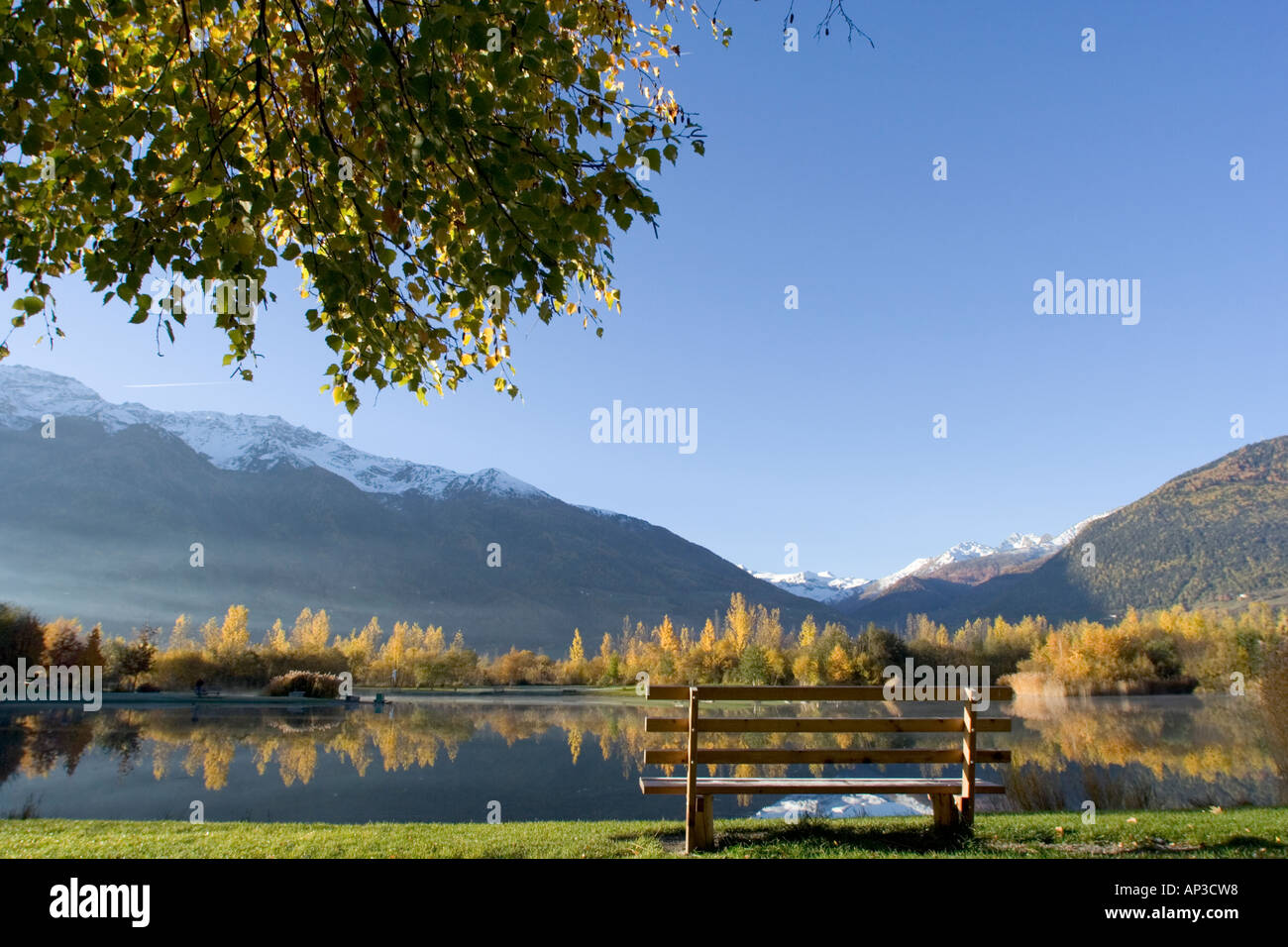 Empty park bench facing lake hi-res stock photography and images - Alamy