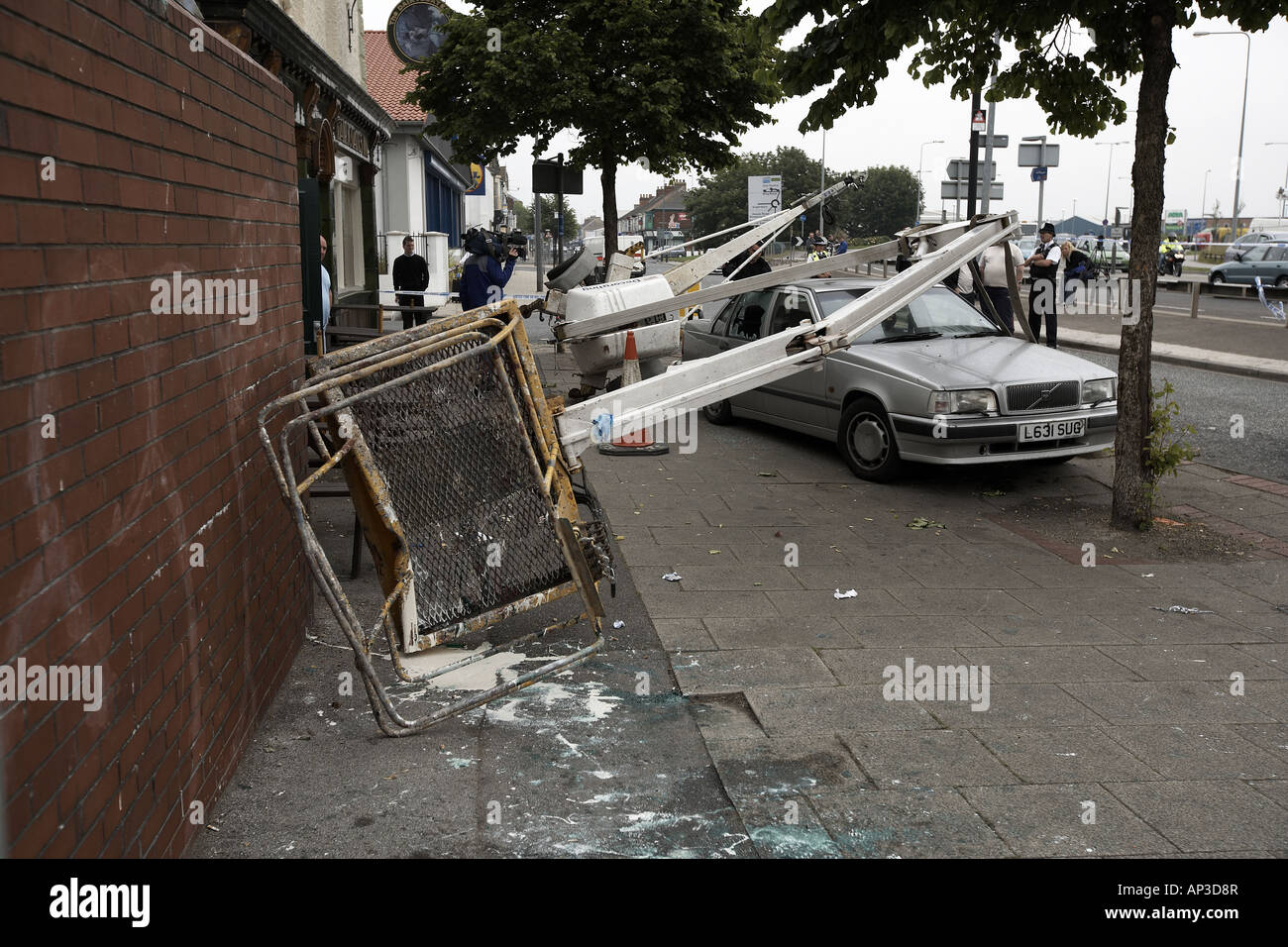 Accident emergency cherry picker hi-res stock photography and images ...