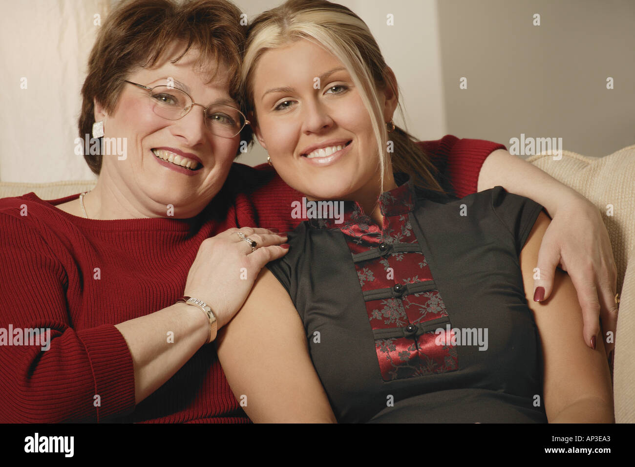 Family together on couch hi-res stock photography and images - Alamy